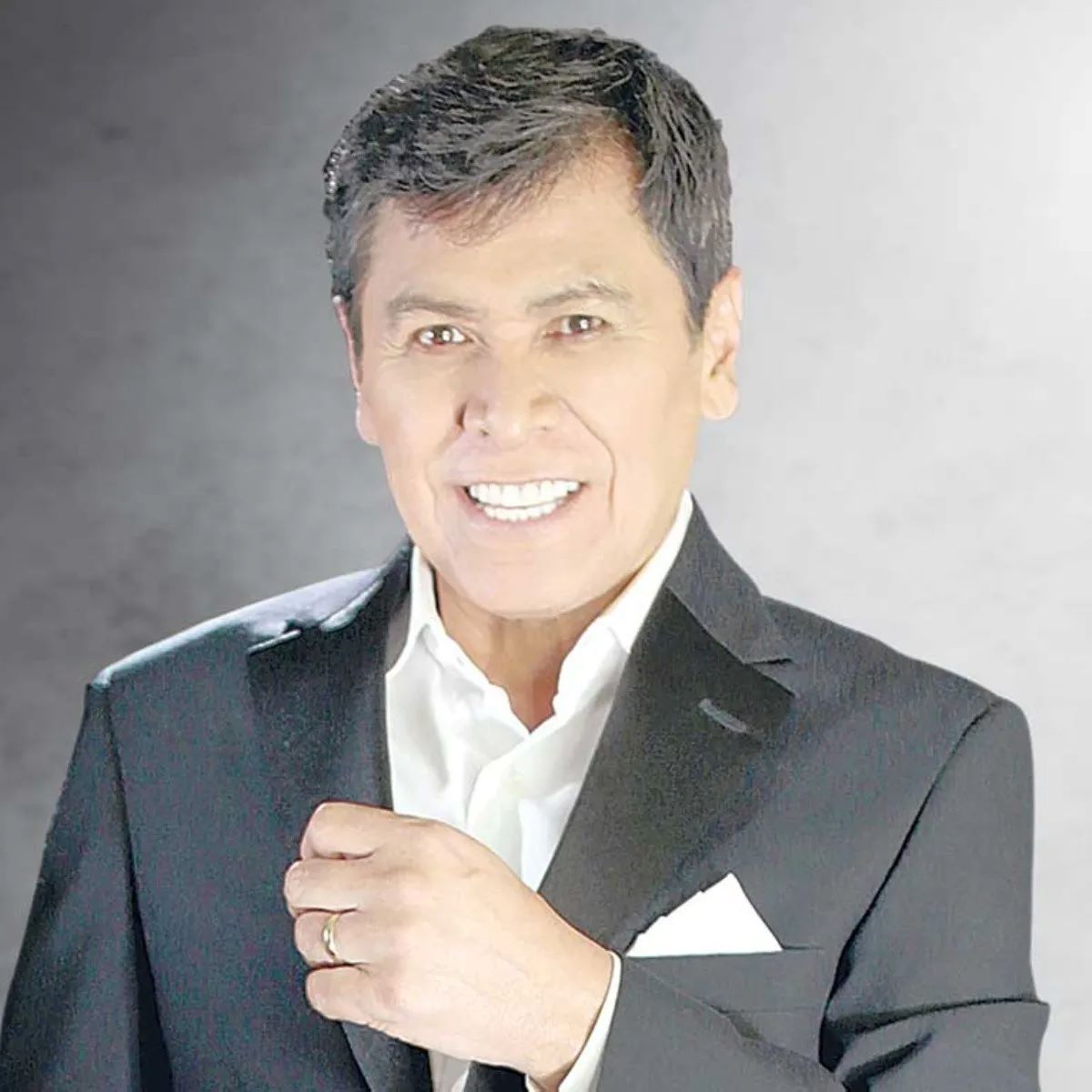 Álvaro Torres advierte sobre estafas en redes sociales utilizando su ...